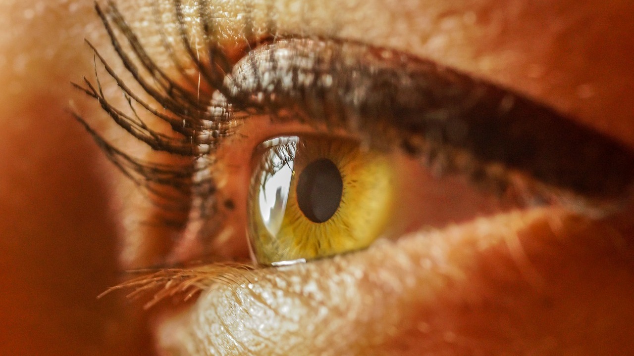 Itchy Eyes: 5 Home Remedies, Causes, and How to Avoid - Utopia