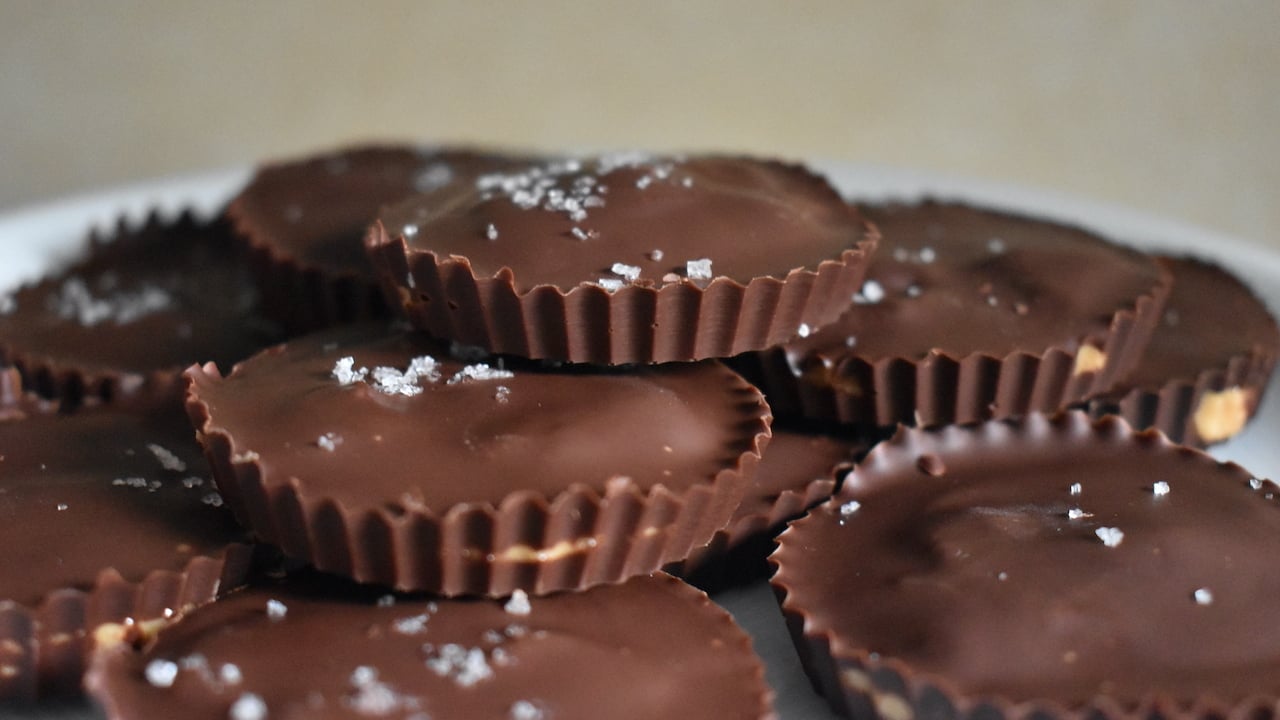 Vegan Peanut Butter Cups Recipe: Easy & Delicious - Utopia