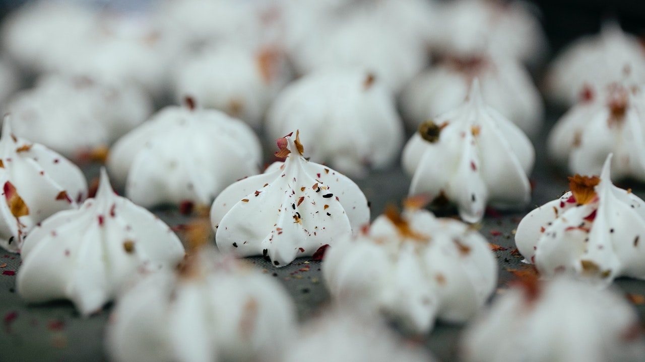 Aquafaba Meringues: Easy Vegan Dessert Recipe - Utopia