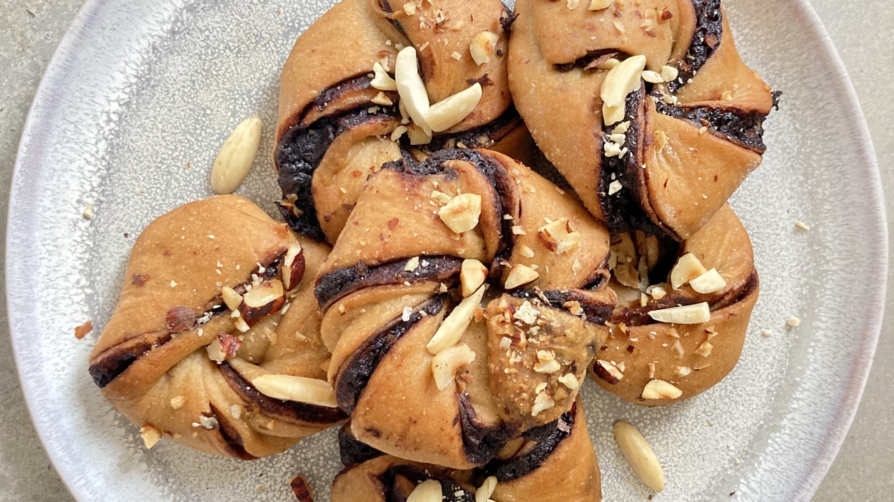 Vegan Swedish Cardamom Buns Recipe - Utopia